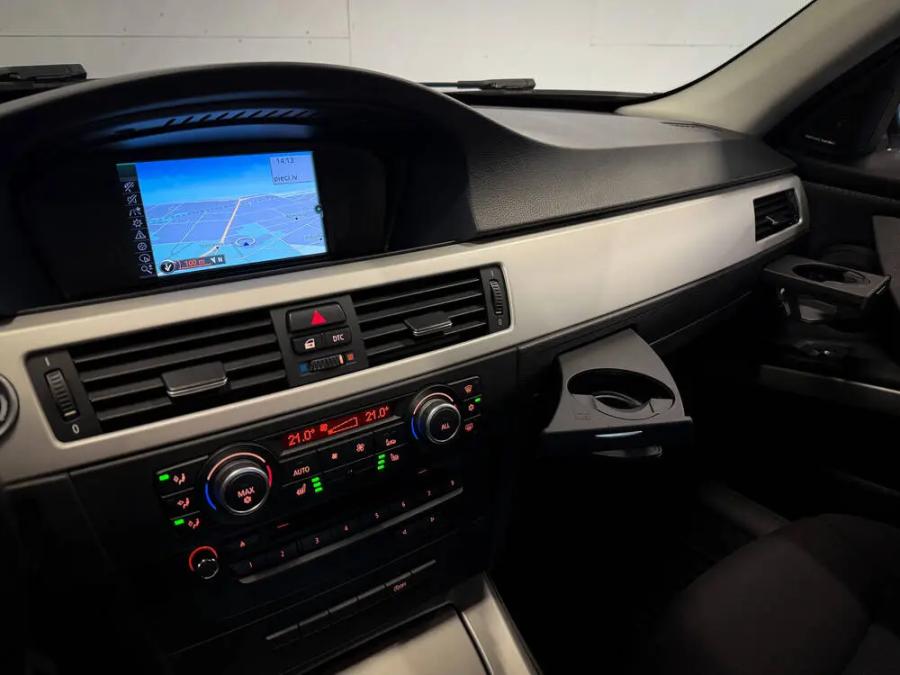 Black BMW 320 2010 in Jurmala, with an engine capacity of 2.00 L and mileage of 260 thousand km for 6995 €, photo 31 on AUTOMOTO.COM.LV