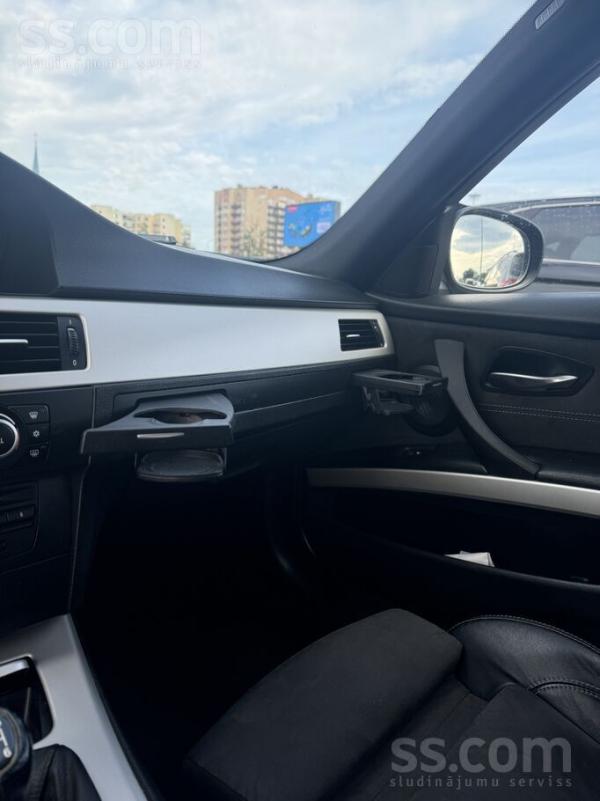 Black BMW 320 2010 in Riga, with an engine capacity of 2.00 L and mileage of 365 thousand km for 3900 €, photo 9 on AUTOMOTO.COM.LV