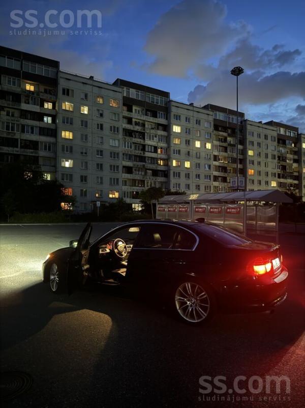 Black BMW 320 2010 in Riga, with an engine capacity of 2.00 L and mileage of 365 thousand km for 3900 €, photo 2 on AUTOMOTO.COM.LV
