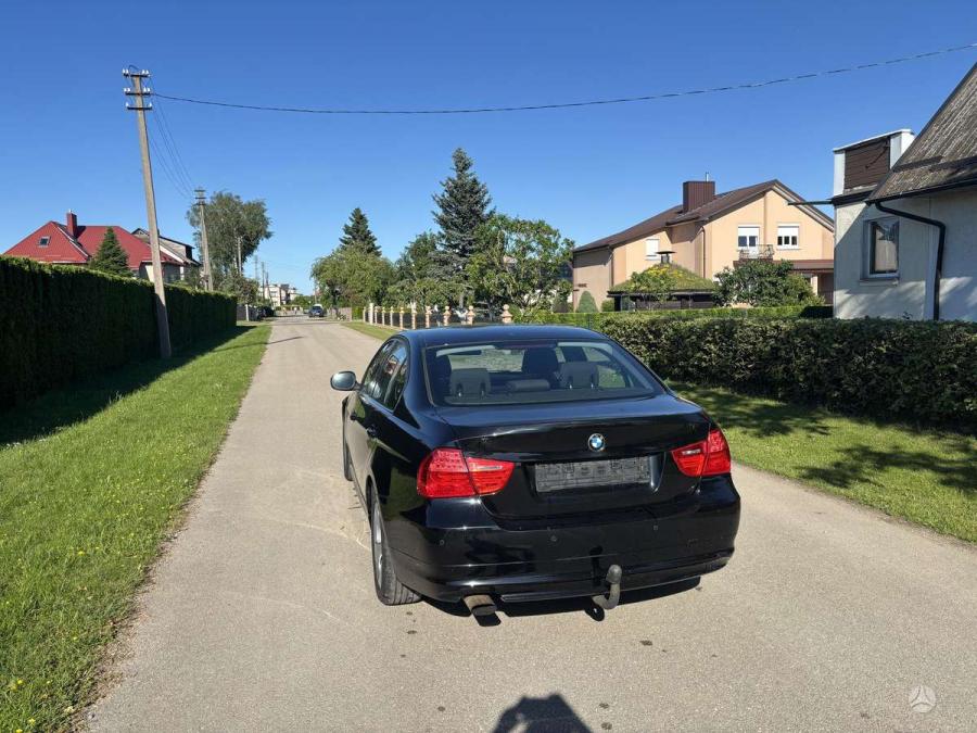 Black BMW 320 2011 in Jurbarkas, with an engine capacity of 2.00 L and mileage of 225 thousand km for 4400 €, photo 4 on AUTOMOTO.COM.LV