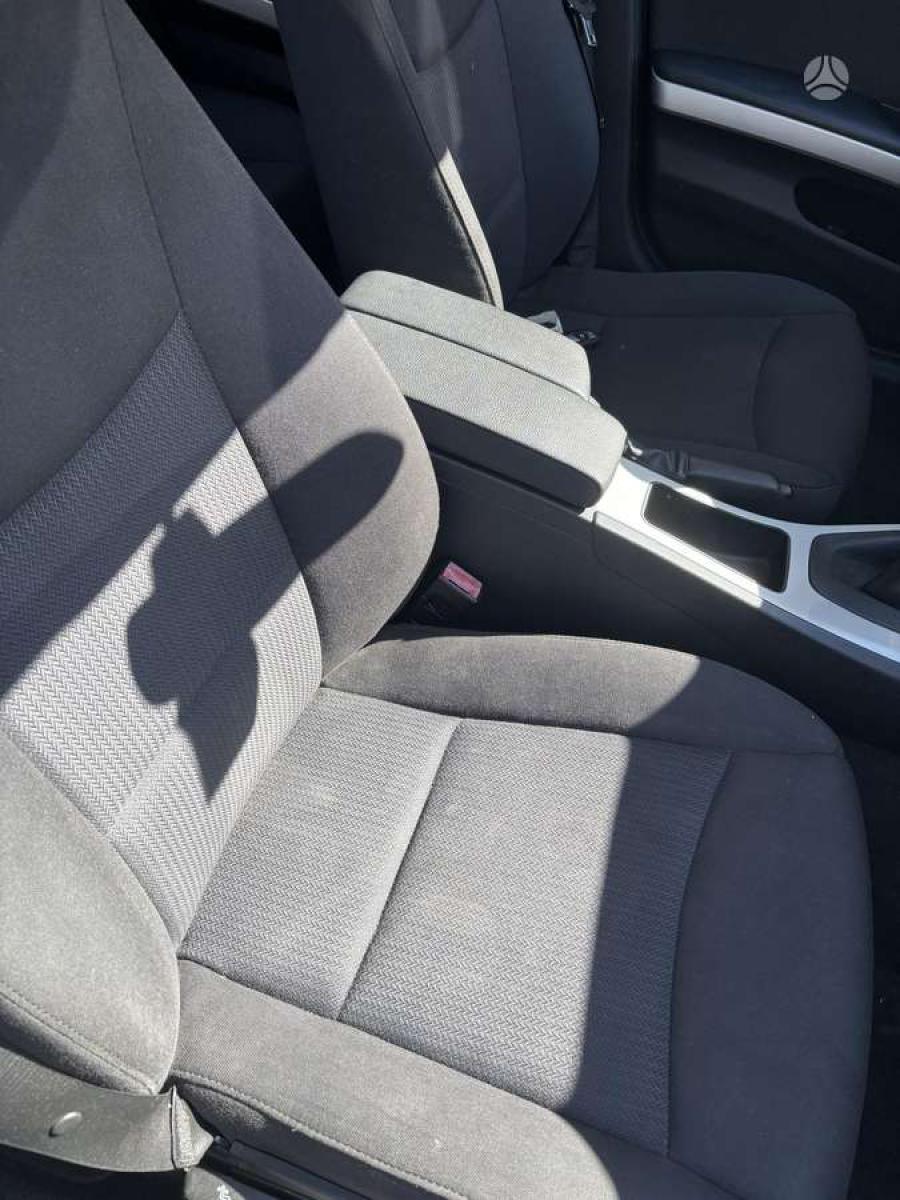 Black BMW 320 2011 in Jurbarkas, with an engine capacity of 2.00 L and mileage of 225 thousand km for 4400 €, photo 9 on AUTOMOTO.COM.LV