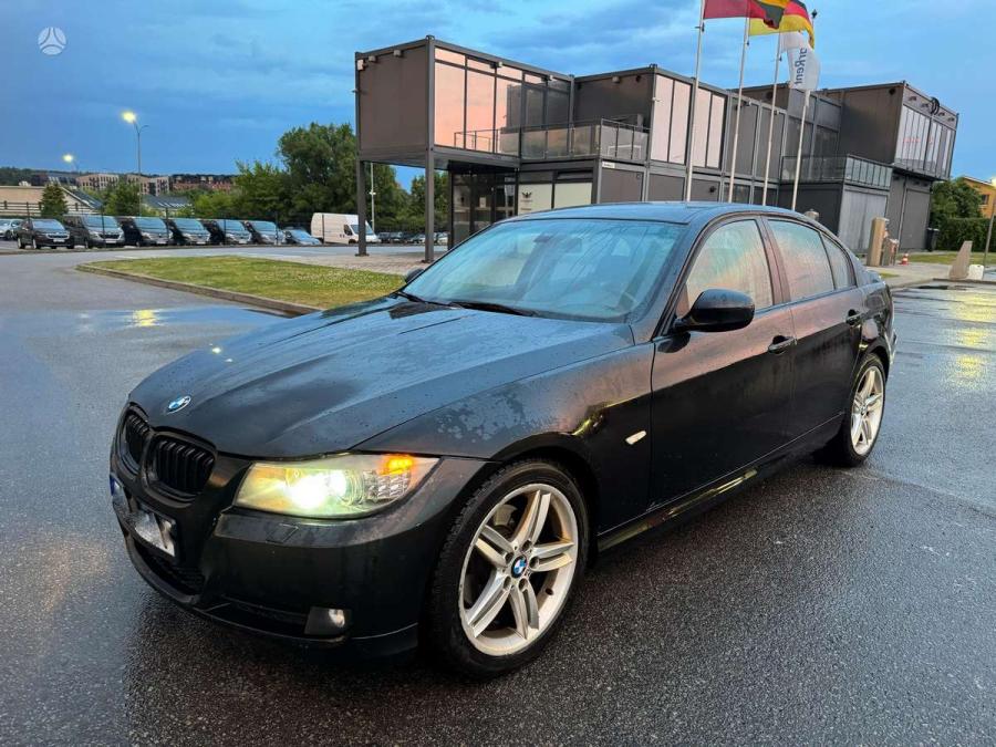 Черный БМВ 320 2011 в Вильнюс, объемом двигателя 2.00 л и пробегом 350 тыс. км за 2999 €, фото 1 на AUTOMOTO.COM.LV