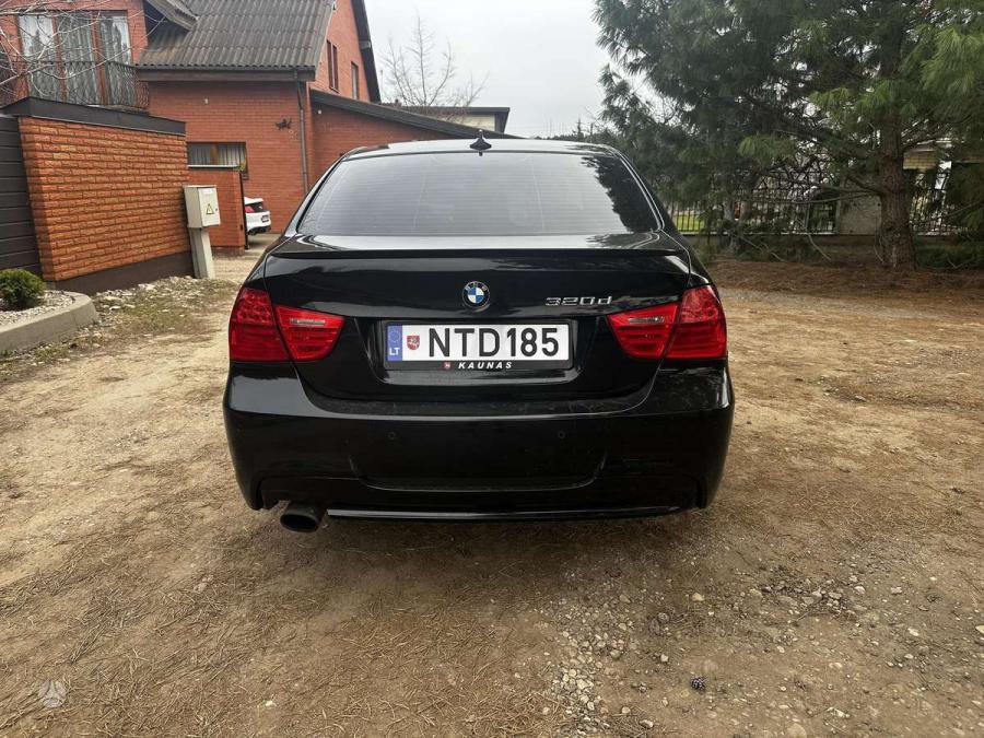 Black BMW 320 2011 in Kaunas, with an engine capacity of 2.00 L and mileage of 294 thousand km for 4800 €, photo 3 on AUTOMOTO.COM.LV