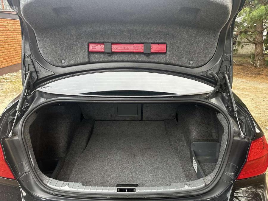 Black BMW 320 2011 in Kaunas, with an engine capacity of 2.00 L and mileage of 294 thousand km for 4800 €, photo 7 on AUTOMOTO.COM.LV