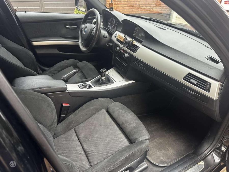 Black BMW 320 2011 in Kaunas, with an engine capacity of 2.00 L and mileage of 294 thousand km for 4800 €, photo 12 on AUTOMOTO.COM.LV