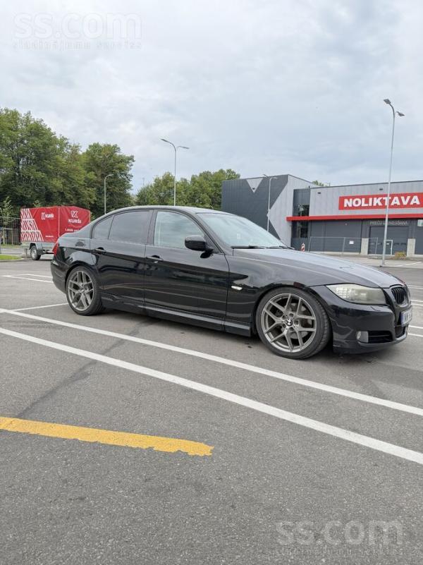 Black BMW 320 2011 in Riga, with an engine capacity of 2.00 L and mileage of 323 thousand km for 6350 €, photo 2 on AUTOMOTO.COM.LV