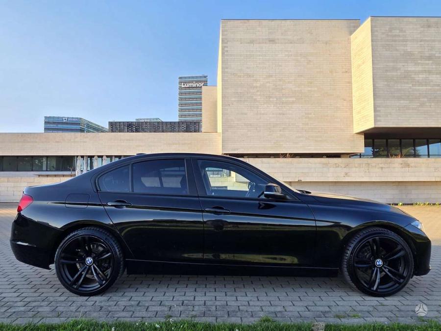 Black BMW 320 2012 in Vilnius, with an engine capacity of 2.00 L and mileage of 188 thousand km for 7500 €, photo 5 on AUTOMOTO.COM.LV