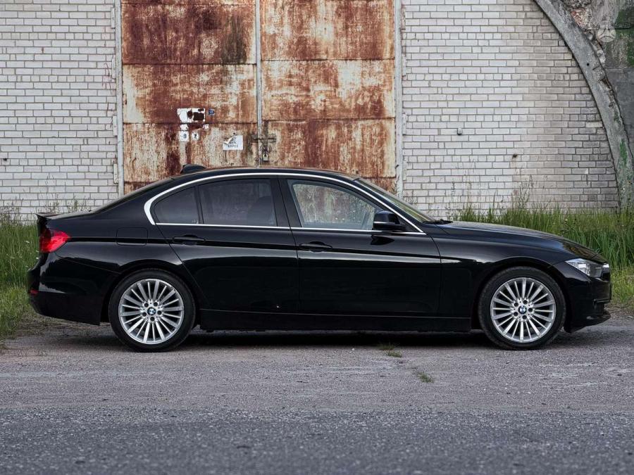 Black BMW 320 2012 in Siauliai, with an engine capacity of 2.00 L and mileage of 266 thousand km for 8900 €, photo 8 on AUTOMOTO.COM.LV