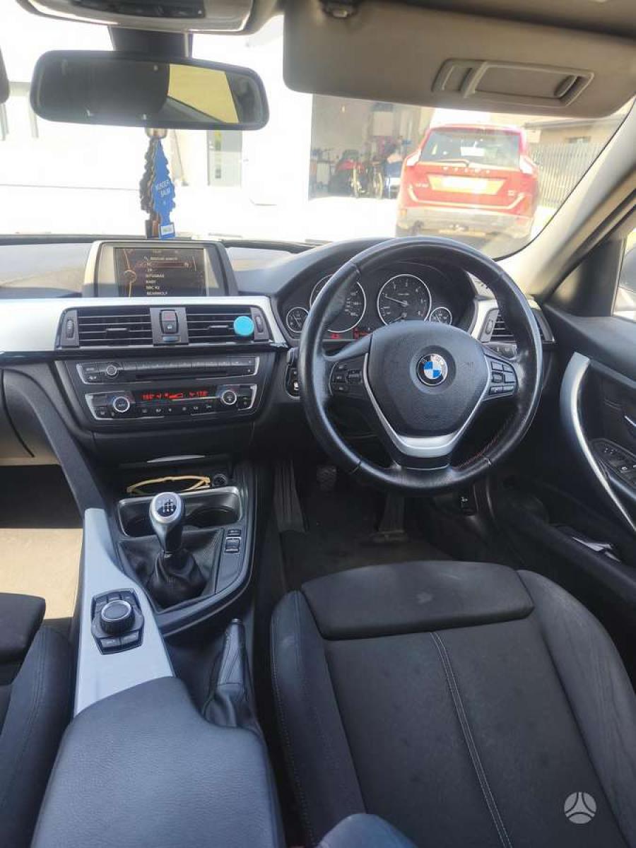 Melns BMW 320 2012 Panevēža, ar dzinēja tilpumu 2.00 L un nobraukumu 197 tūkst. km par 2950 €, foto 18 vietnē AUTOMOTO.COM.LV