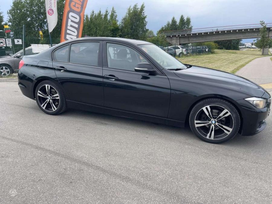 Black BMW 320 2012 in Kaunas, with an engine capacity of 2.00 L and mileage of 279 thousand km for 5650 €, photo 4 on AUTOMOTO.COM.LV