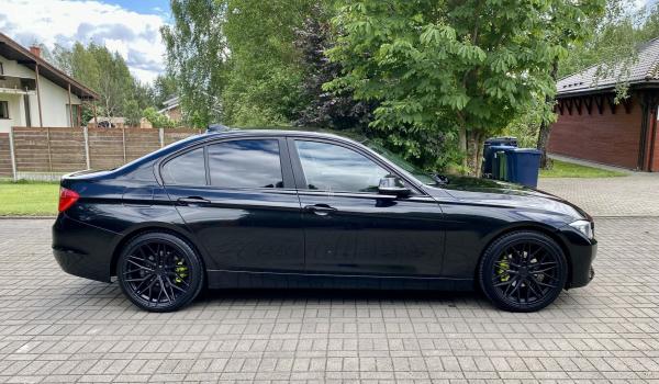 Black BMW 320 2013 in Vilnius, with an engine capacity of 2.00 L and mileage of 311 thousand km for 11500 €, photo 8 on AUTOMOTO.COM.LV