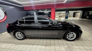 Black BMW 320 2014 in Vilnius, with an engine capacity of 1.80 L and mileage of 240 thousand km for 8999 €, photo 9 on AUTOMOTO.COM.LV