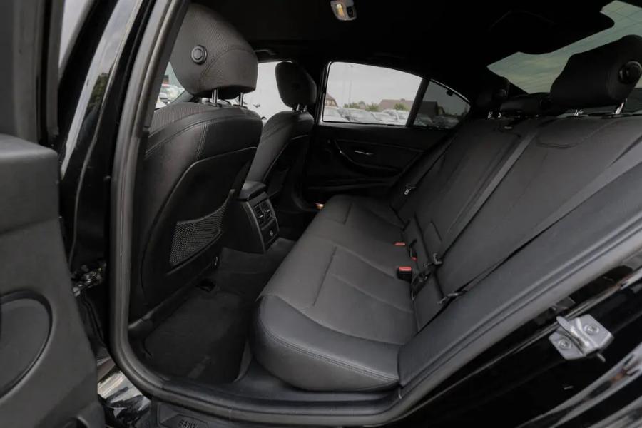 Black BMW 320 2015 in Jelgava, with an engine capacity of 2.00 L and mileage of 263 thousand km for 11750 €, photo 10 on AUTOMOTO.COM.LV