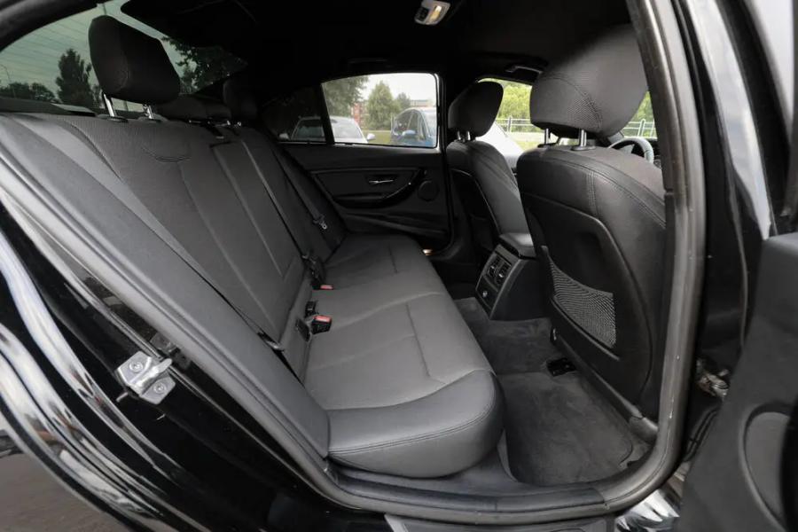 Black BMW 320 2015 in Jelgava, with an engine capacity of 2.00 L and mileage of 263 thousand km for 11750 €, photo 11 on AUTOMOTO.COM.LV