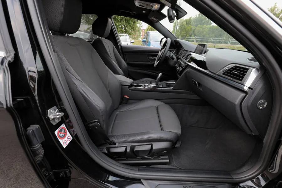 Black BMW 320 2015 in Jelgava, with an engine capacity of 2.00 L and mileage of 263 thousand km for 11750 €, photo 12 on AUTOMOTO.COM.LV