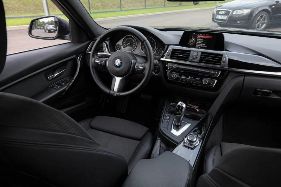 Black BMW 320 2015 in Jelgava, with an engine capacity of 2.00 L and mileage of 263 thousand km for 11750 €, photo 13 on AUTOMOTO.COM.LV
