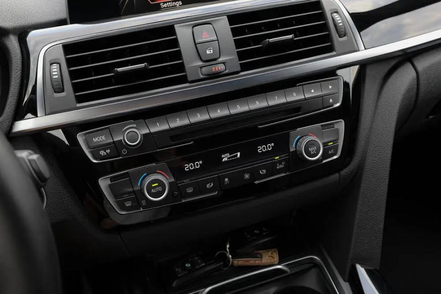 Black BMW 320 2015 in Jelgava, with an engine capacity of 2.00 L and mileage of 263 thousand km for 11750 €, photo 19 on AUTOMOTO.COM.LV