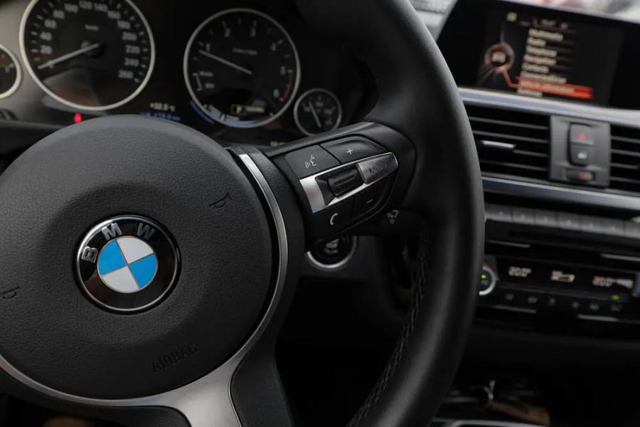 Black BMW 320 2015 in Jelgava, with an engine capacity of 2.00 L and mileage of 263 thousand km for 11750 €, photo 21 on AUTOMOTO.COM.LV