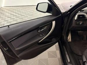 Black BMW 320 2016 in Marijampole, with an engine capacity of 2.00 L and mileage of 301 thousand km for 12499 €, photo 25 on AUTOMOTO.COM.LV