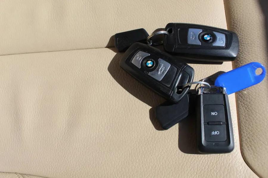 Black BMW 320 2017 in Liepaja, with an engine capacity of 2.00 L and mileage of 122 thousand km for 16750 €, photo 22 on AUTOMOTO.COM.LV