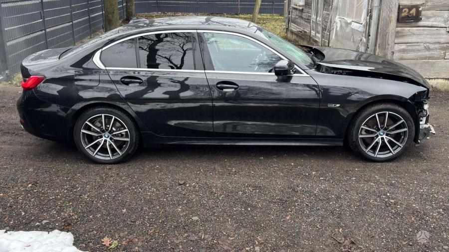 Melns BMW 320 2021 Jonava, ar dzinēja tilpumu 2.00 L un nobraukumu 50 tūkst. km par 16650 €, foto 16 vietnē AUTOMOTO.COM.LV