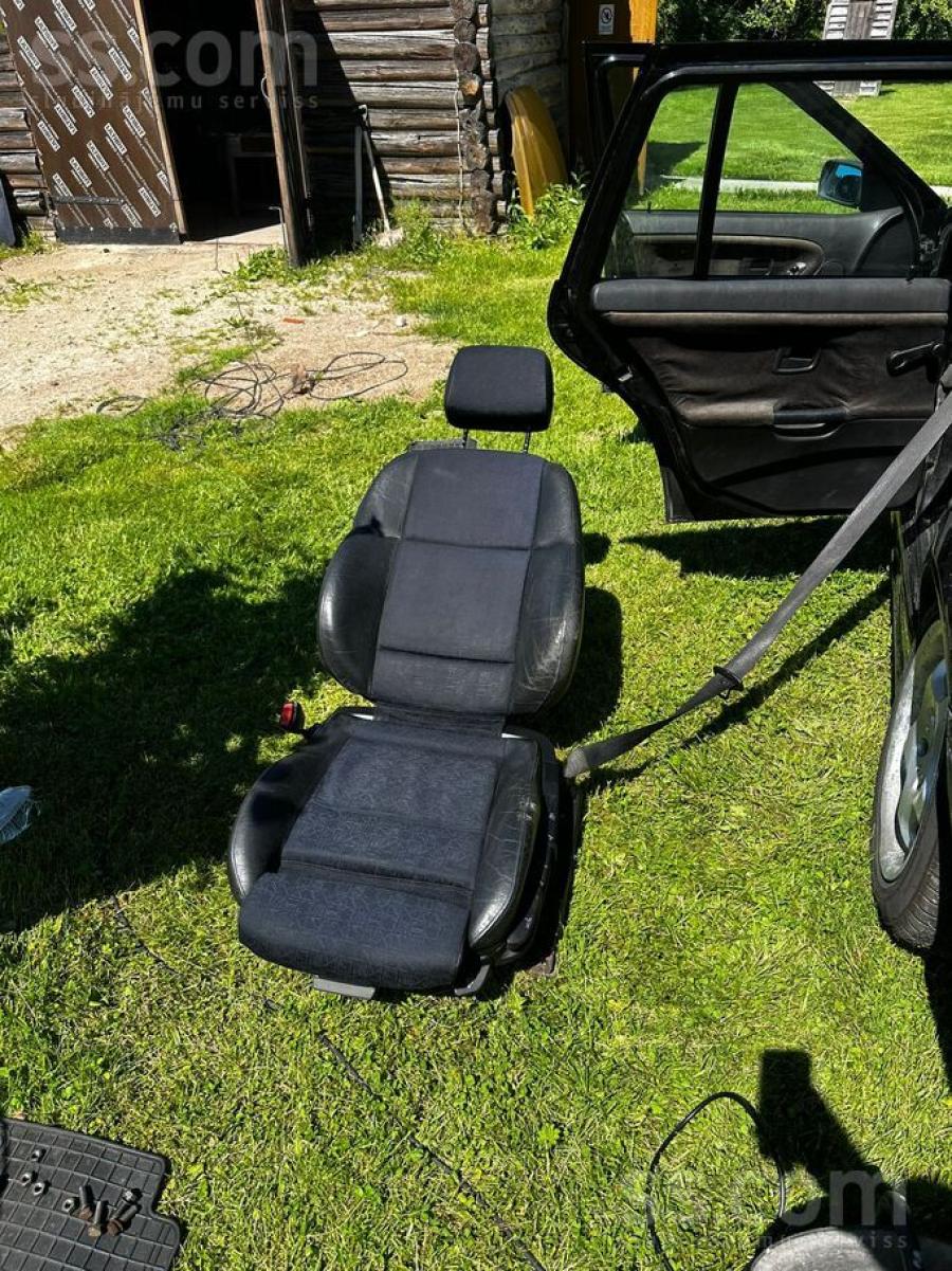Melns BMW 320 1995 Rīga, ar dzinēja tilpumu 2.00 L un nobraukumu 282 tūkst. km par 3750 €, foto 12 vietnē AUTOMOTO.COM.LV