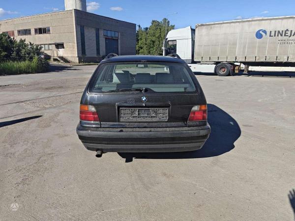 Black BMW 320 1996 in Alytus, with an engine capacity of 1.99 L and mileage of 172 thousand km for 2500 €, photo 4 on AUTOMOTO.COM.LV