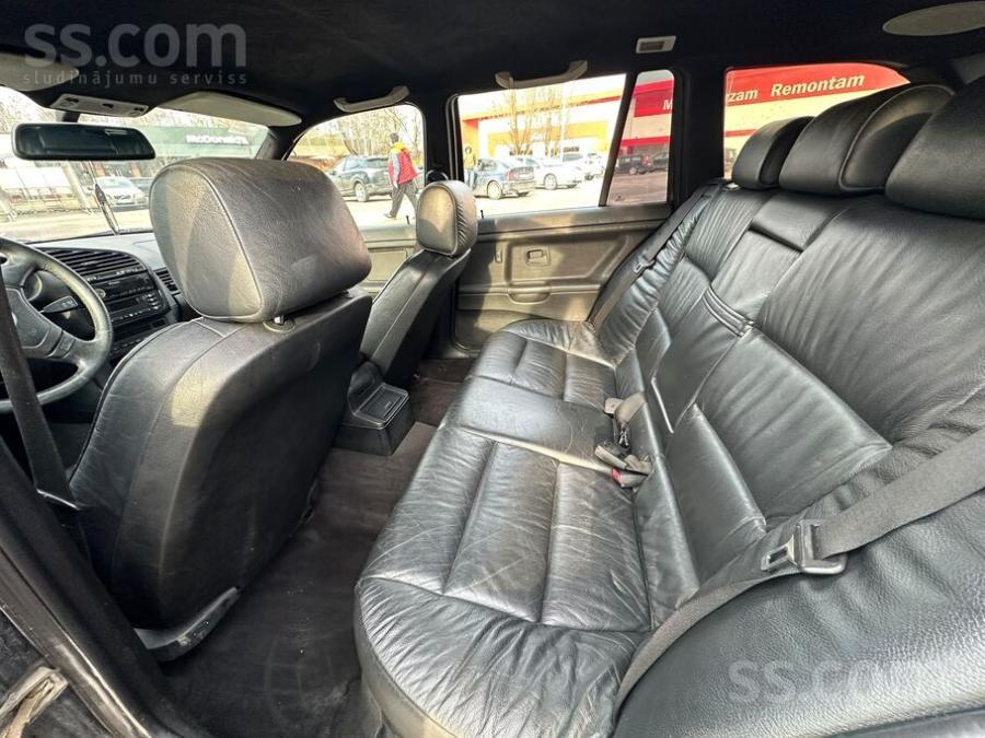 Black BMW 320 1997 in Riga, with an engine capacity of 2.00 L and mileage of 370 thousand km for 2390 €, photo 7 on AUTOMOTO.COM.LV