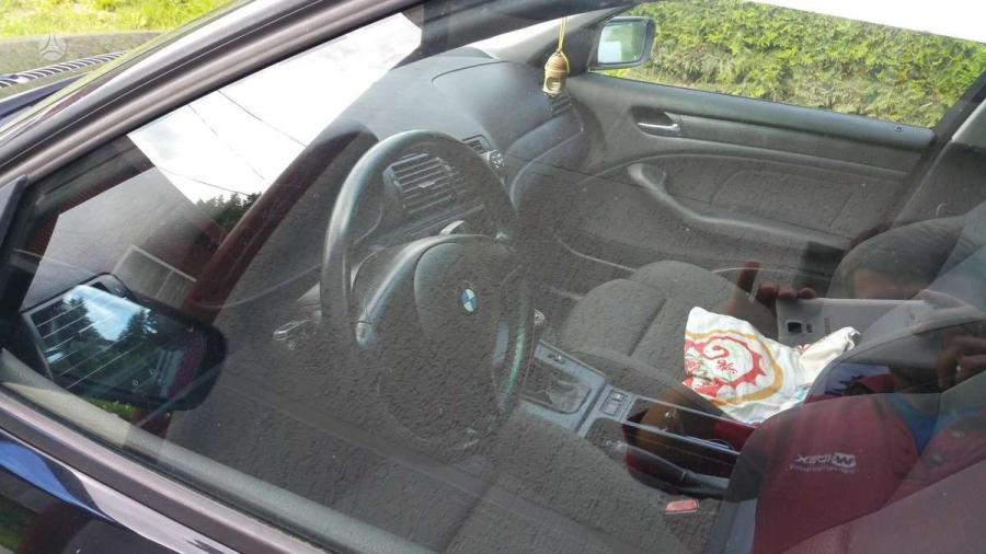 Black BMW 320 2002 in Rokiskis, with an engine capacity of 2.00 L and mileage of 384 thousand km for 2100 €, photo 1 on AUTOMOTO.COM.LV