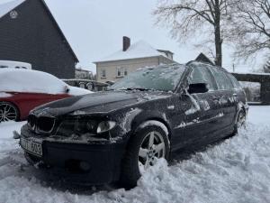 Melns BMW 320 2003 Kelmė, ar dzinēja tilpumu 2.00 L un nobraukumu 330 tūkst. km par 1050 €, foto  vietnē AUTOMOTO.COM.LV