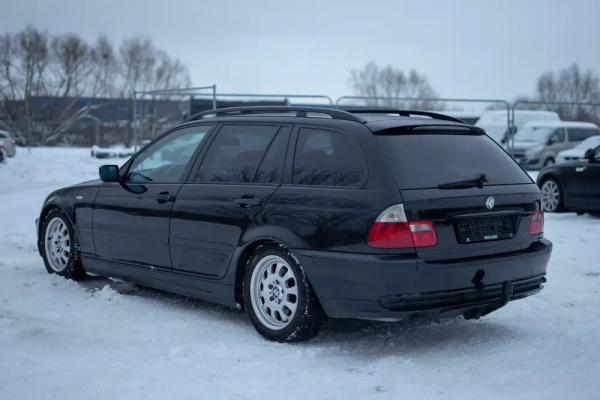 Black BMW 320 2003 in Liepaja, with an engine capacity of 2.00 L and mileage of 286 thousand km for 2650 €, photo 2 on AUTOMOTO.COM.LV