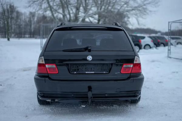 Black BMW 320 2003 in Liepaja, with an engine capacity of 2.00 L and mileage of 286 thousand km for 2650 €, photo 3 on AUTOMOTO.COM.LV