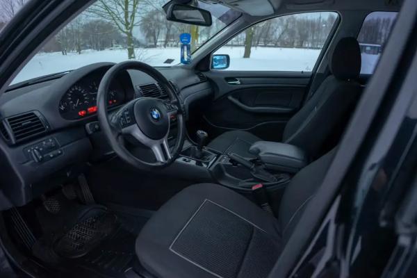 Black BMW 320 2003 in Liepaja, with an engine capacity of 2.00 L and mileage of 286 thousand km for 2650 €, photo 8 on AUTOMOTO.COM.LV
