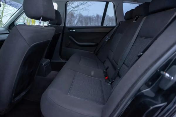 Black BMW 320 2003 in Liepaja, with an engine capacity of 2.00 L and mileage of 286 thousand km for 2650 €, photo 9 on AUTOMOTO.COM.LV
