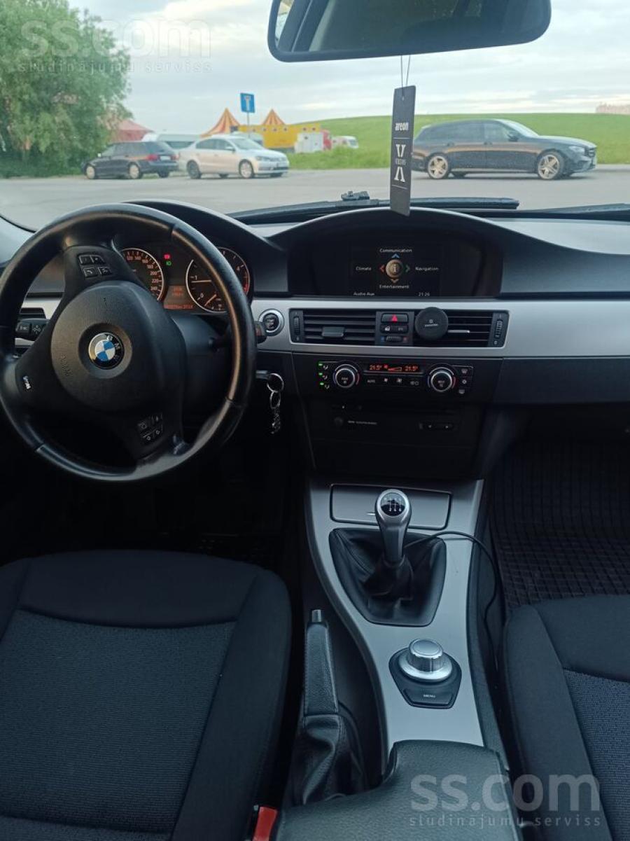 Black BMW 320 2006 in Riga, with an engine capacity of 2.00 L and mileage of 282 thousand km for 4000 €, photo 2 on AUTOMOTO.COM.LV
