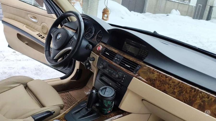 Melns BMW 320 2006 Šilutė, ar dzinēja tilpumu 2.00 L un nobraukumu 350 tūkst. km par 3699 €, foto 20 vietnē AUTOMOTO.COM.LV