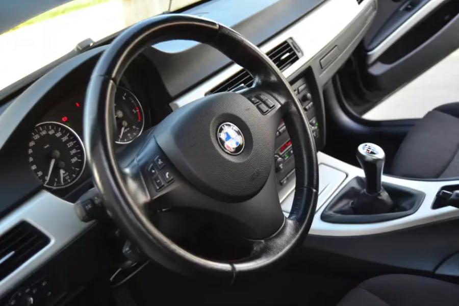 Melns BMW 320 2006 Jēkabpils, ar dzinēja tilpumu 0.00 L un nobraukumu 257 tūkst. km par 4555 €, foto 17 vietnē AUTOMOTO.COM.LV