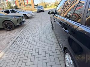 Black BMW 320 2006 in Riga, with an engine capacity of 2.00 L and mileage of 425 thousand km for 3390 €, photo 4 on AUTOMOTO.COM.LV