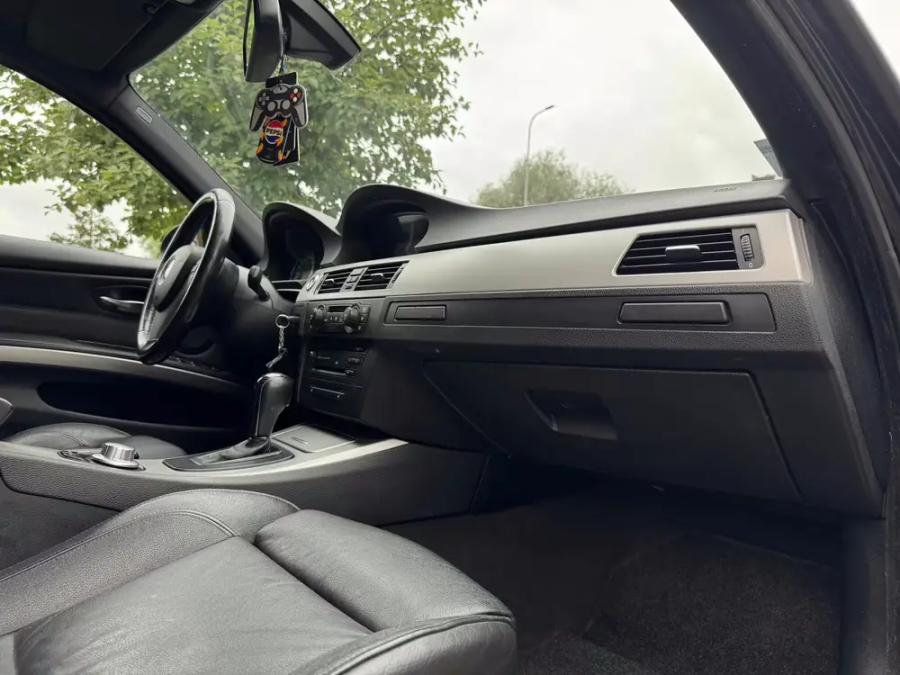 Black BMW 320 2006 in Riga, with an engine capacity of 2.00 L and mileage of 358 thousand km for 3790 €, photo 12 on AUTOMOTO.COM.LV