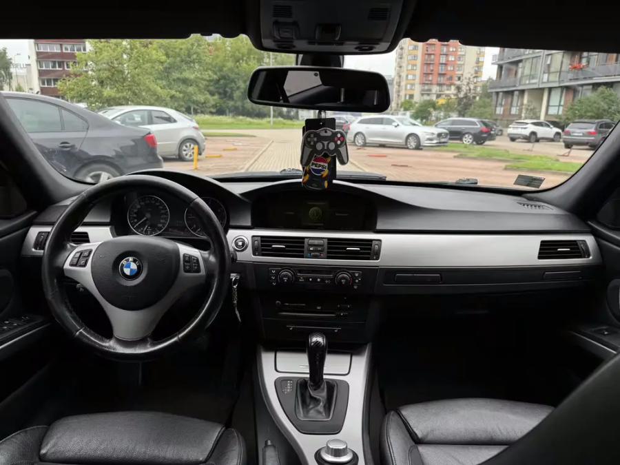 Black BMW 320 2006 in Riga, with an engine capacity of 2.00 L and mileage of 358 thousand km for 3790 €, photo 15 on AUTOMOTO.COM.LV