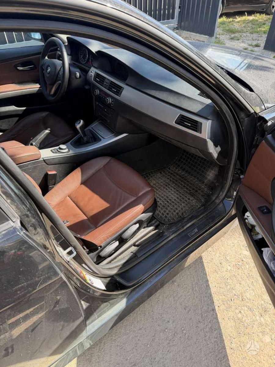 Black BMW 320 2006 in Marijampole, with an engine capacity of 2.00 L and mileage of 337 thousand km for 1650 €, photo 8 on AUTOMOTO.COM.LV