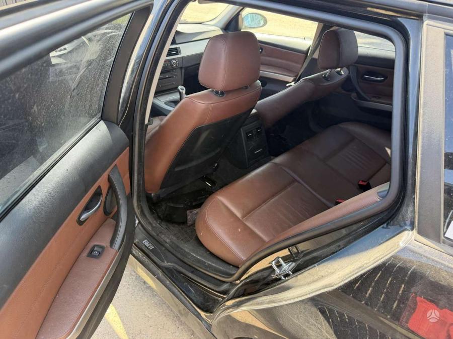Black BMW 320 2006 in Marijampole, with an engine capacity of 2.00 L and mileage of 337 thousand km for 1650 €, photo 9 on AUTOMOTO.COM.LV