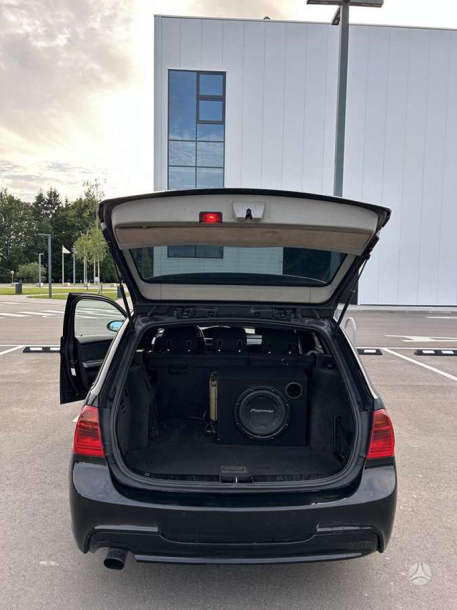 Black BMW 320 2006 in Plunge, with an engine capacity of 2.00 L and mileage of 386 thousand km for 3100 €, photo 7 on AUTOMOTO.COM.LV