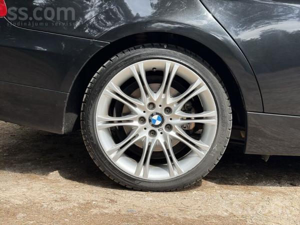 Black BMW 320 2006 in Riga, with an engine capacity of 2.00 L and mileage of 302 thousand km for 4800 €, photo 4 on AUTOMOTO.COM.LV