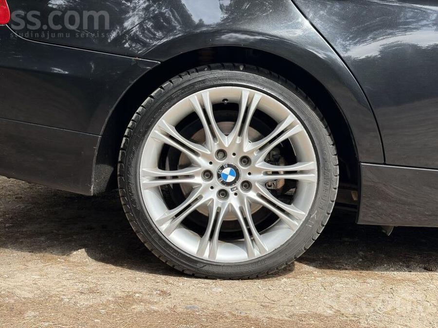Black BMW 320 2006 in Riga, with an engine capacity of 2.00 L and mileage of 302 thousand km for 4800 €, photo 5 on AUTOMOTO.COM.LV