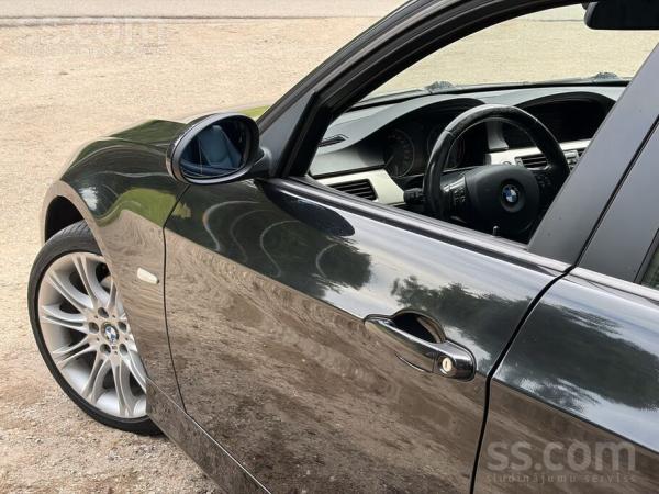 Black BMW 320 2006 in Riga, with an engine capacity of 2.00 L and mileage of 302 thousand km for 4800 €, photo 9 on AUTOMOTO.COM.LV
