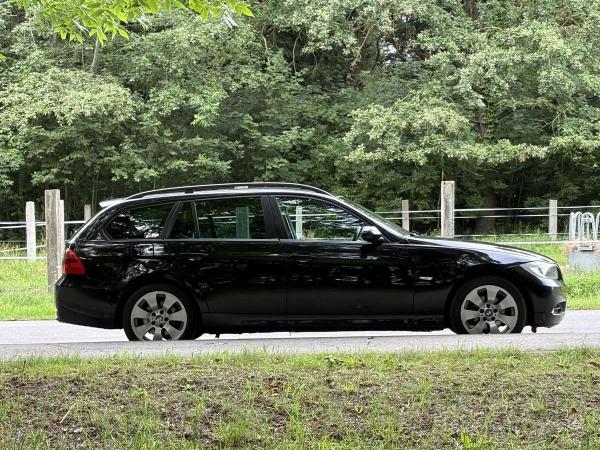 Black BMW 320 2006 in Siauliai, with an engine capacity of 2.00 L and mileage of 396 thousand km for 2550 €, photo 4 on AUTOMOTO.COM.LV