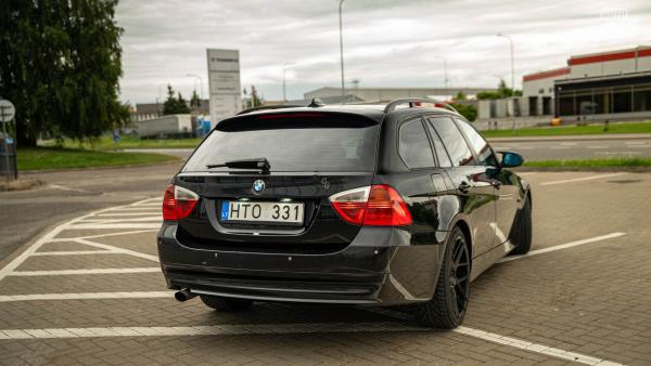 Melns BMW 320 2006 Panevēža, ar dzinēja tilpumu 2.00 L un nobraukumu 368 tūkst. km par 3900 €, foto 3 vietnē AUTOMOTO.COM.LV