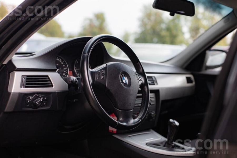 Black BMW 320 2006 in Riga, with an engine capacity of 2.00 L and mileage of 305 thousand km for 4490 €, photo 13 on AUTOMOTO.COM.LV