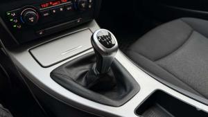 Melns BMW 320 2006 Radviliškis, ar dzinēja tilpumu 2.00 L un nobraukumu 389 tūkst. km par 3150 €, foto 23 vietnē AUTOMOTO.COM.LV